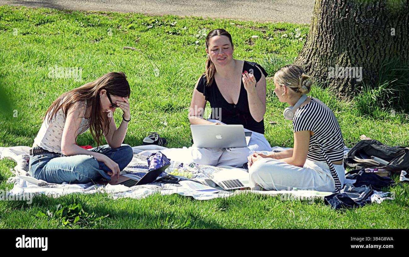 Glasgow, Scotland, UK. 30th April, 2025. UK Weather: Hot west end as ...