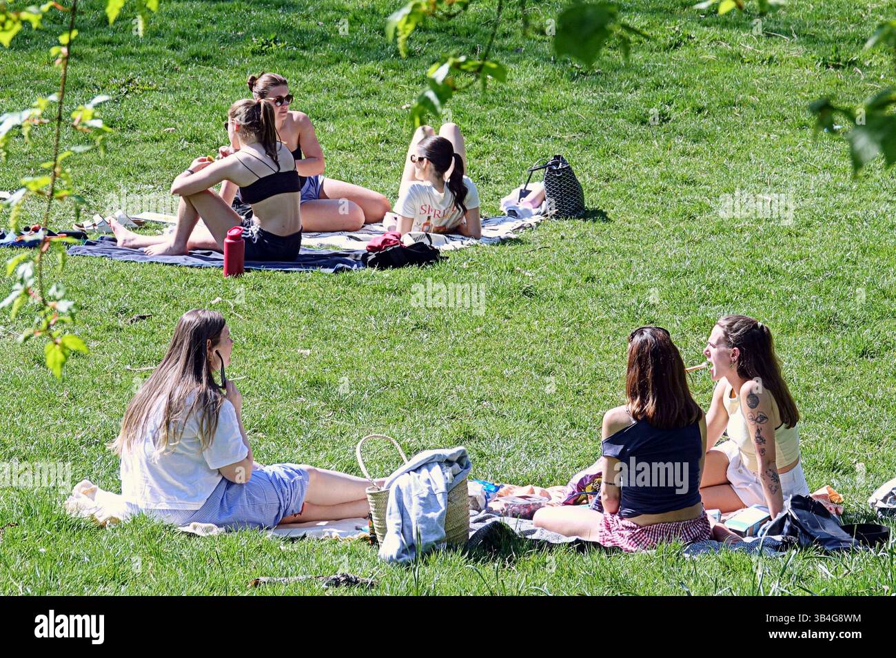 Glasgow, Scotland, UK. 30th April, 2025. UK Weather: Hot west end as ...