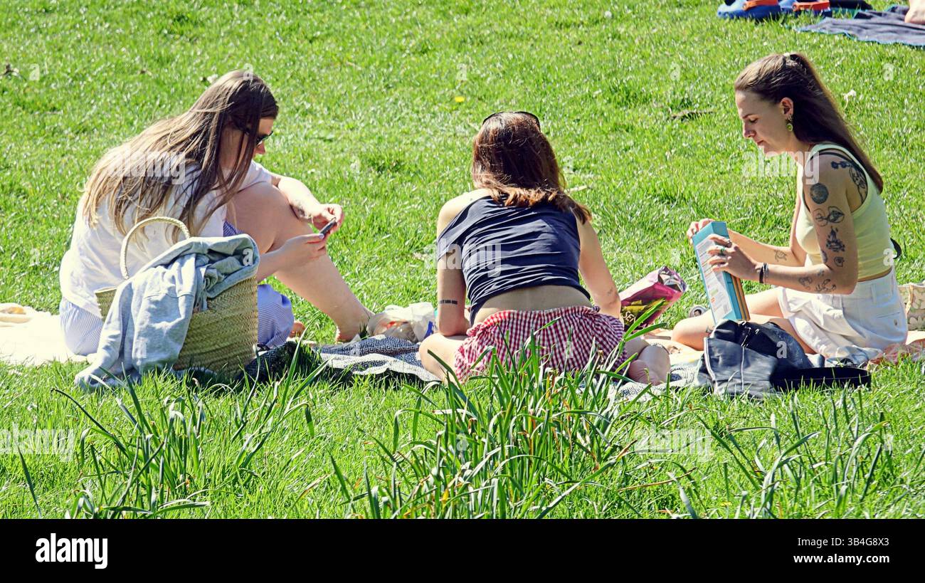 Glasgow, Scotland, UK. 30th April, 2025. UK Weather: Hot west end as ...