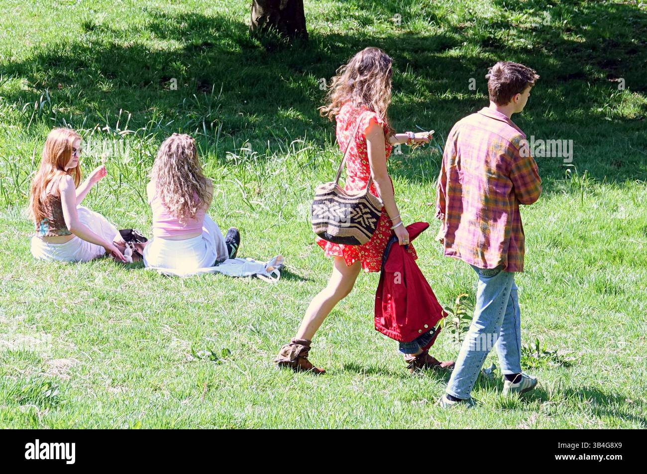 Glasgow, Scotland, UK. 30th April, 2025. UK Weather: Hot west end as ...