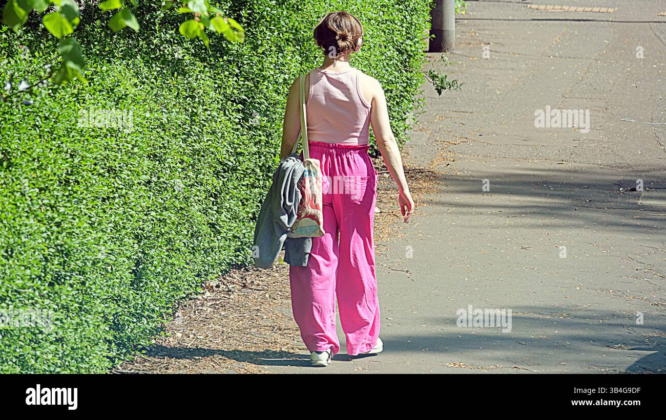 Glasgow, Scotland, UK. 30th April, 2025. UK Weather: Hot west end as ...