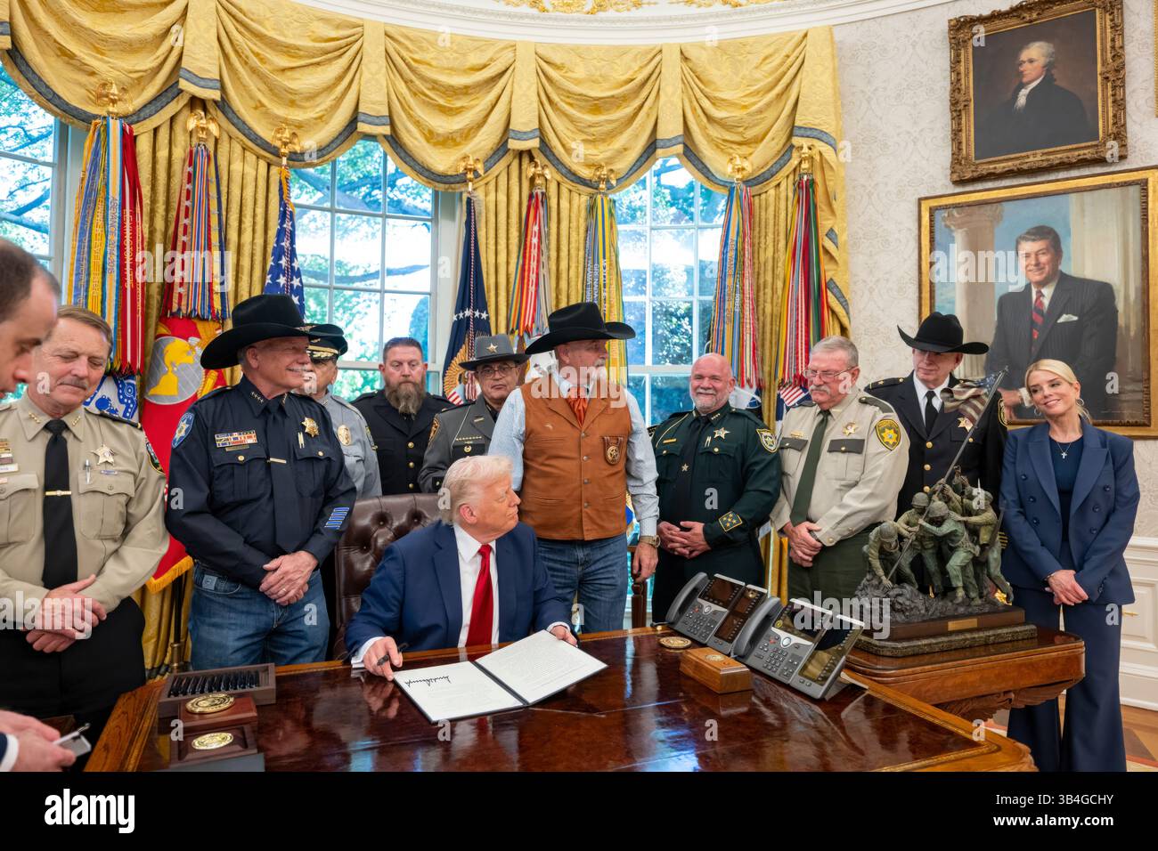 President Trump signs Executive Orders on Empowering Law Enforcement in ...