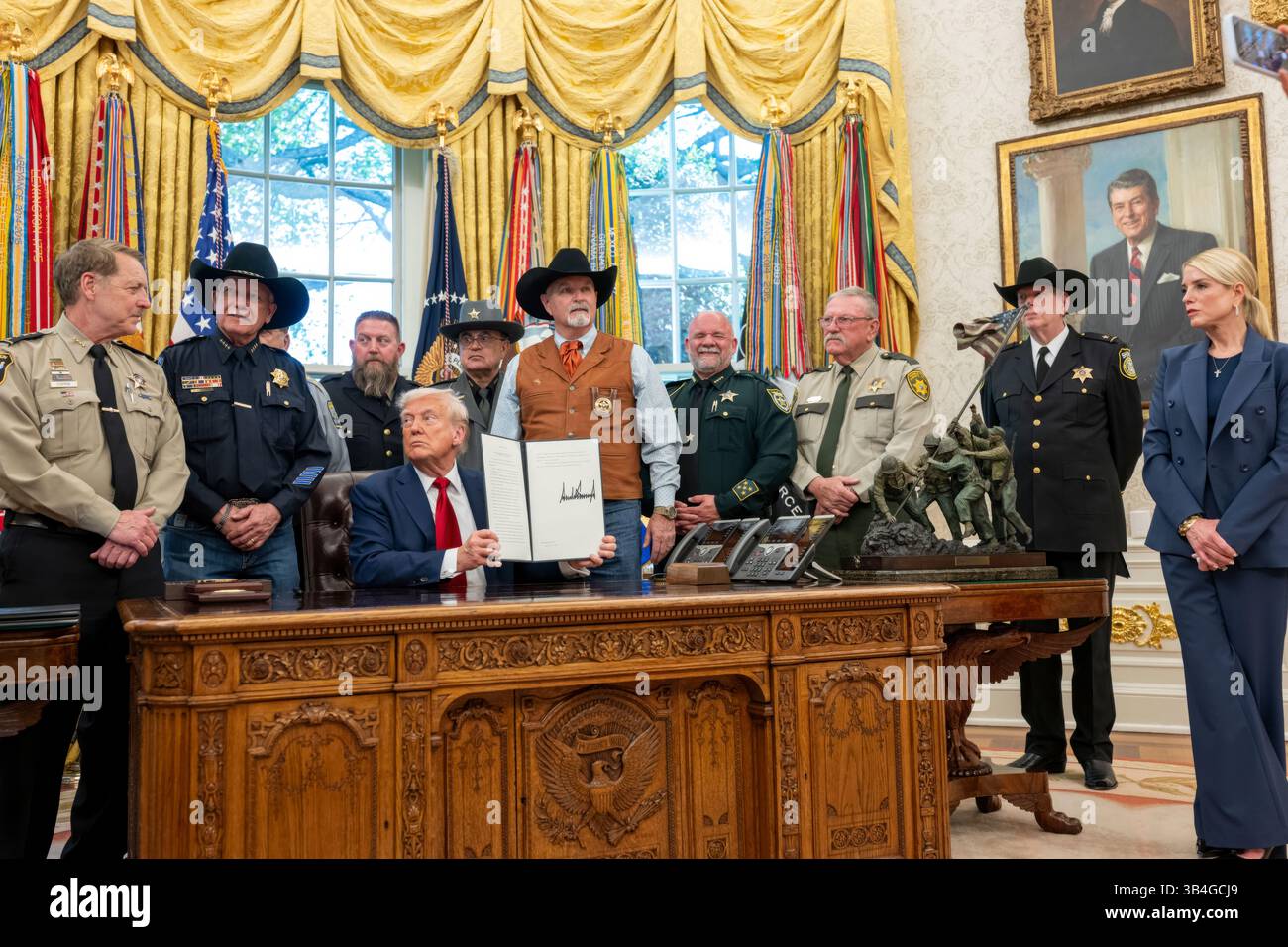 President Trump signs Executive Orders on Empowering Law Enforcement in ...
