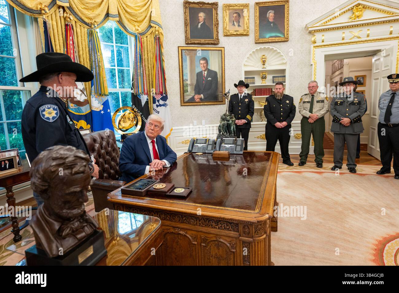 President Trump signs Executive Orders on Empowering Law Enforcement in ...