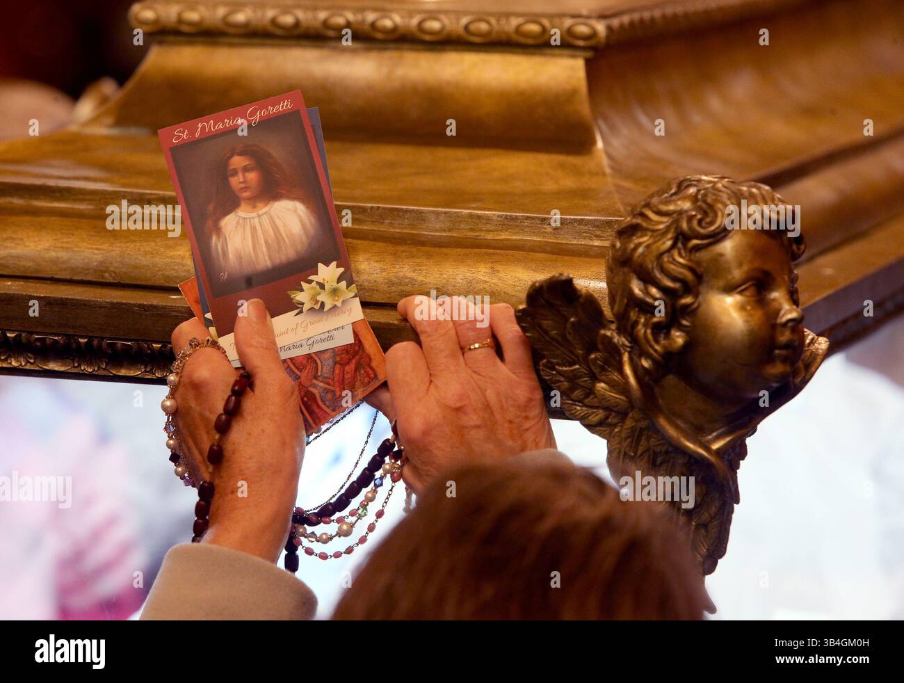 Oct. 12, 2015 - Chicago, IL, USA - The faithful kneel and pray beside ...