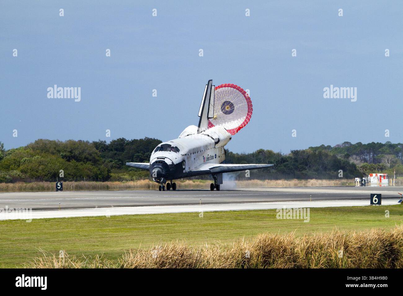 Space shuttle comes in landing hi-res stock photography and images - Alamy