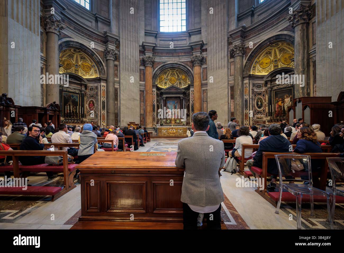 Vatican City, Vatican. 25th Apr, 2025. 4/25/2025 Some faithful pray in ...