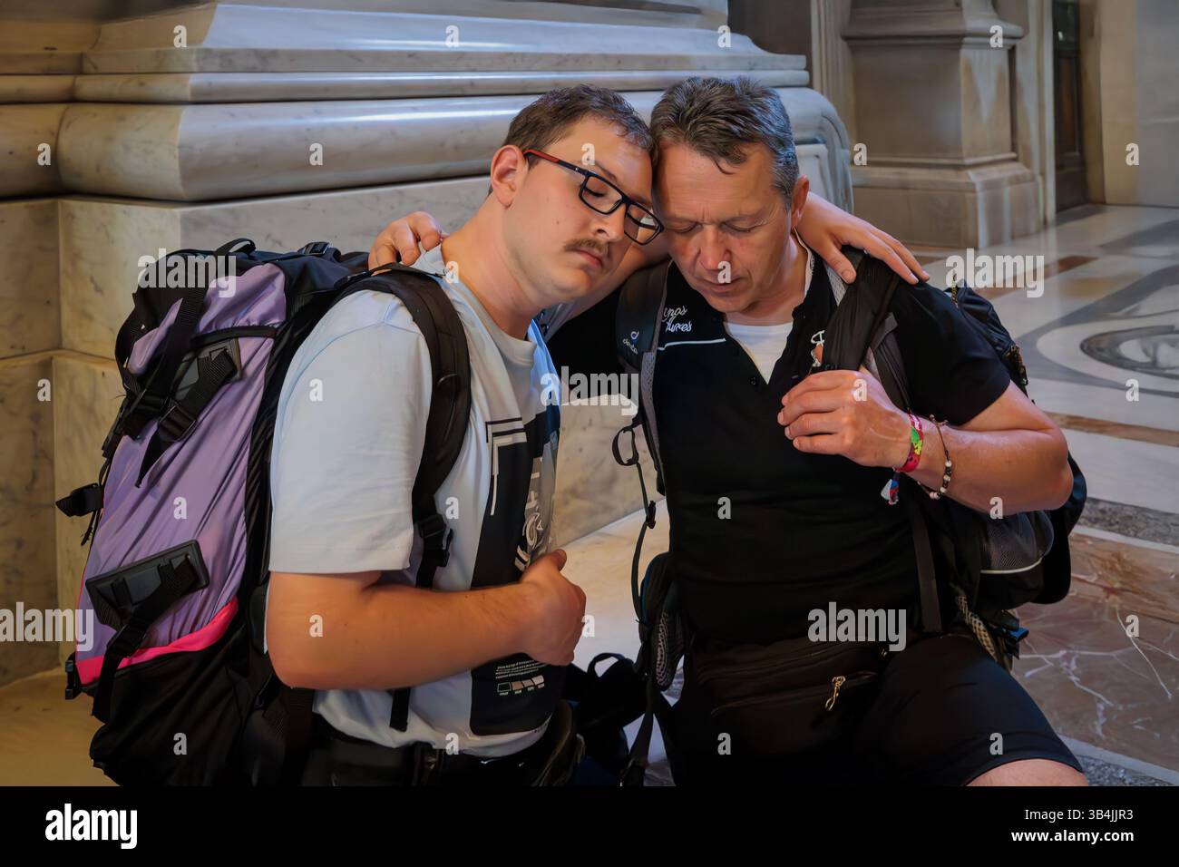 Vatican City, Vatican. 25th Apr, 2025. 4/25/2025 Two faithful pray in ...