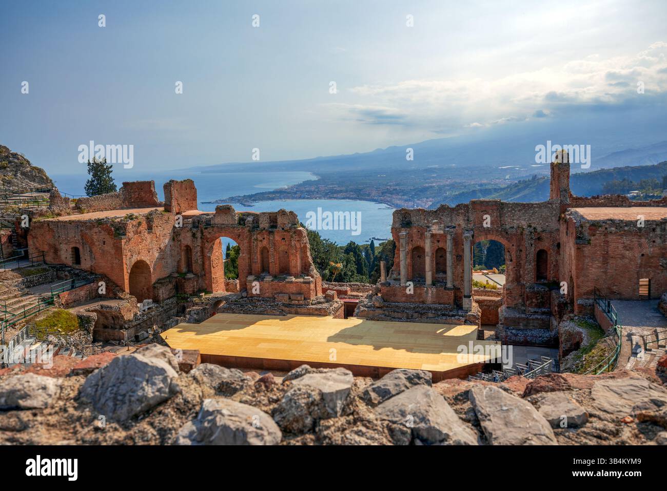 View columned stage ancient hi-res stock photography and images - Alamy