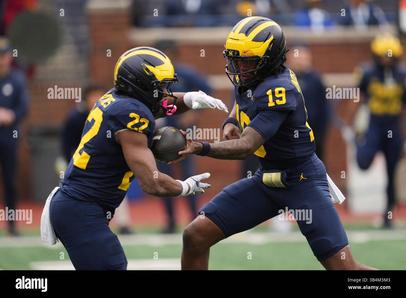 Michigan quarterback Bryce Underwood (19) hands off to running back ...