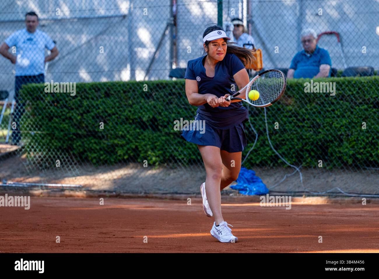 Lian Tran (NED) spielt den Ball Stock Photo - Alamy