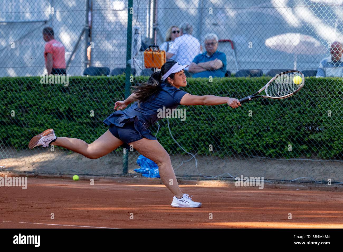 Lian Tran (NED) spielt den Ball Stock Photo - Alamy