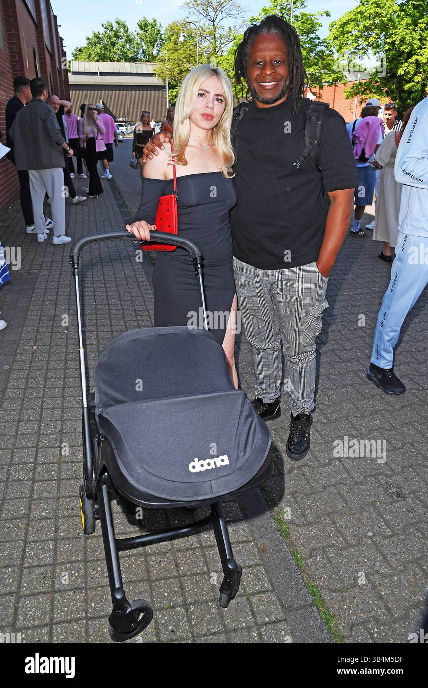 Mola Adebisi mit Ehefrau Adelina Zilai beim KAMPF DER REALITYSTARS 6 ...