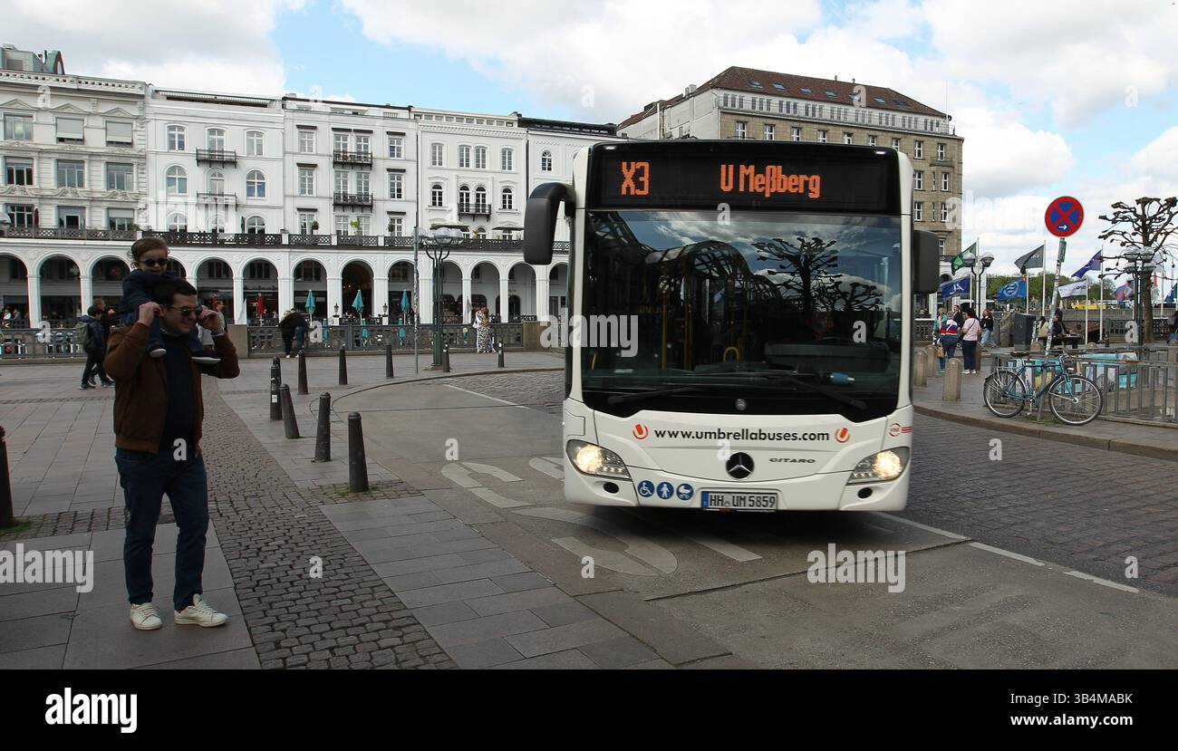 Ein Bus der Linie X3 in Richtung Meßberg der Hamburger Hochbahn AG ...