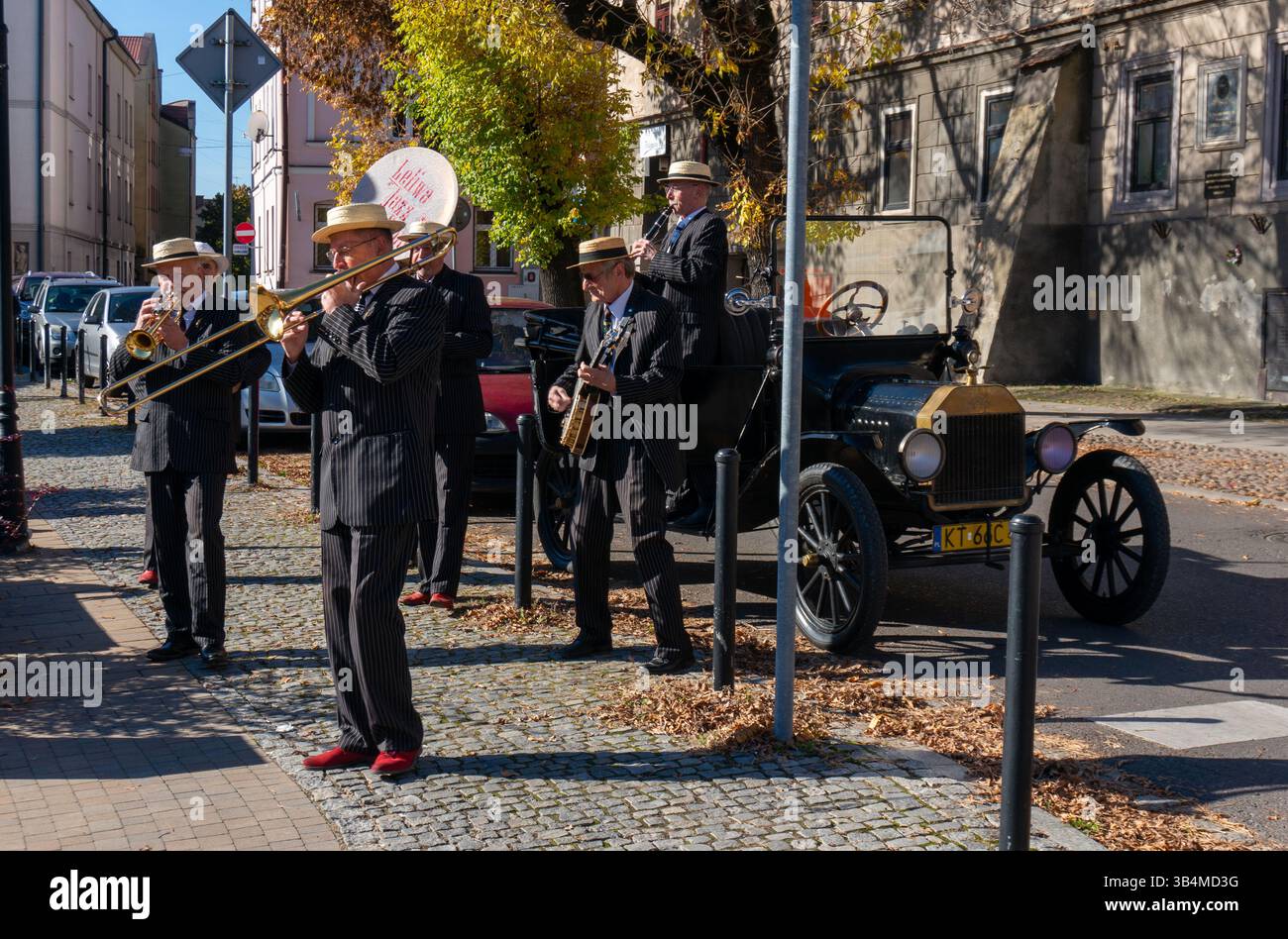 Jazz band on city hi-res stock photography and images - Alamy