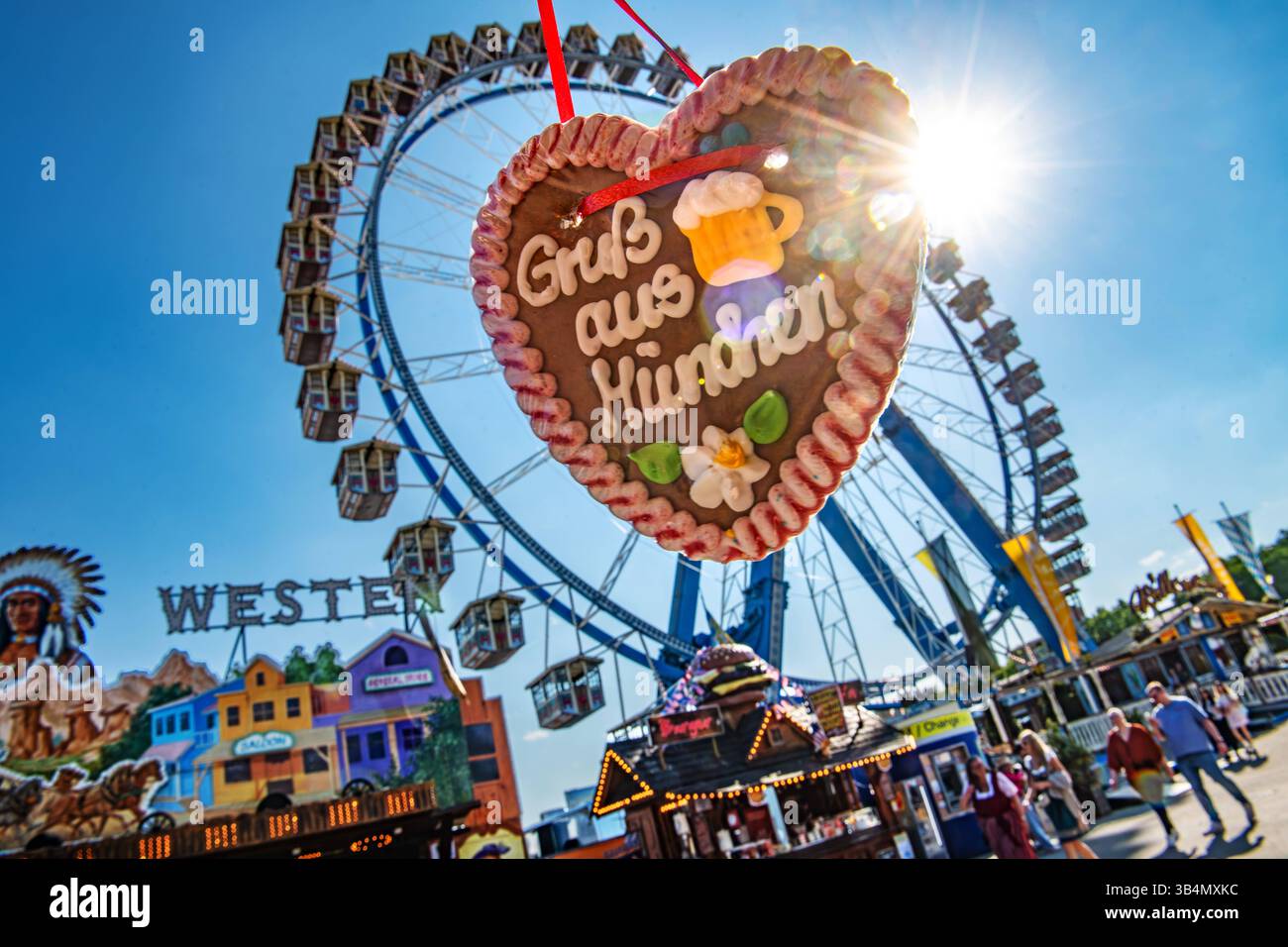 Gruß aus München, Lebkuchenherz vor Riesenrad, Symbol Münchner Frühlingsfest, München, 30. April ...