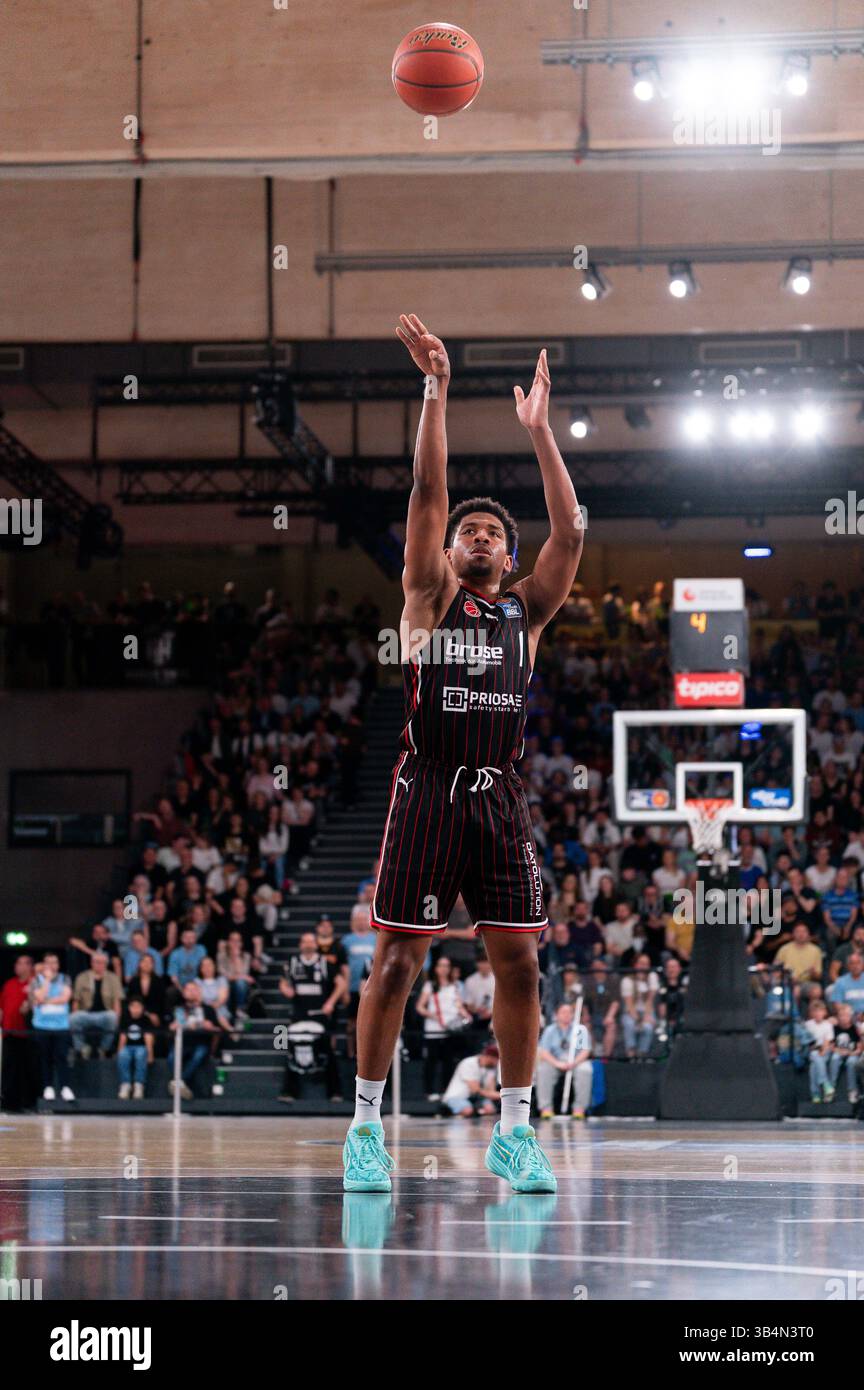 Hamburg, Deutschland. 30th Apr, 2025. Noah Locke (Bamberg Baskets, #01 ...