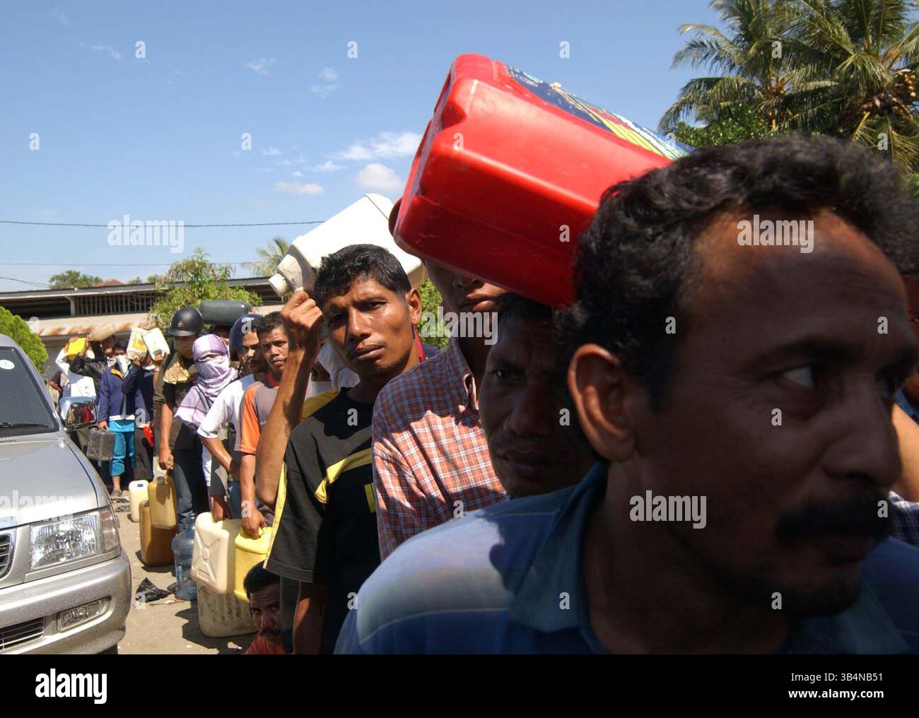 Dec. 29, 2004 - Banda Aceh, North Sumatra, Indonesia - Acehnese line up ...