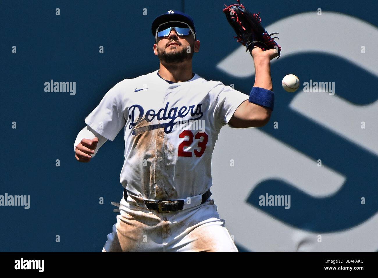 Los Angeles Dodgers outfielder Michael Conforto (23) drops a fly ball ...
