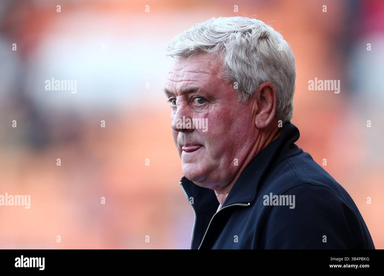 Blackpool manager Steve Bruce during the Sky Bet League One match at ...