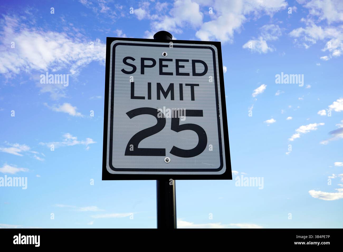 25 mph road sign hi-res stock photography and images - Alamy