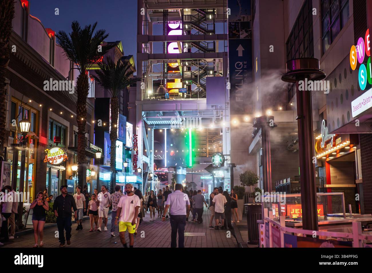 LAS VEGAS, AUGUST 21, 2024: Vapour misters cool strollers on the ...
