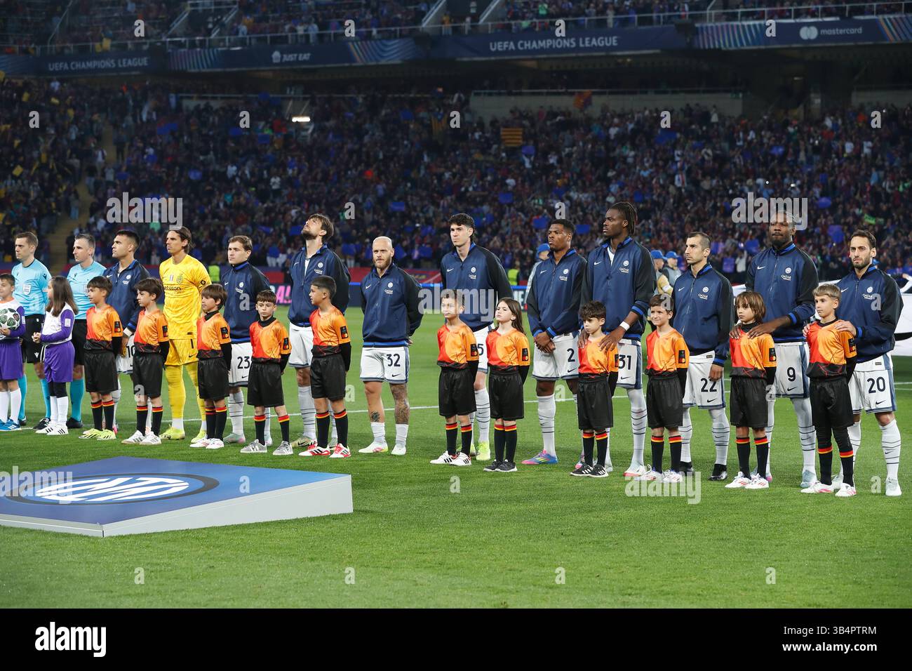 Barcelona, Spain. 30th Apr, 2025. Internazionale Milano team group line ...