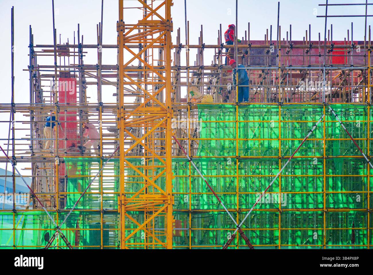 Anqing, China. 01st May, 2025. ANQING, CHINA - MAY 1, 2025 - Workers ...