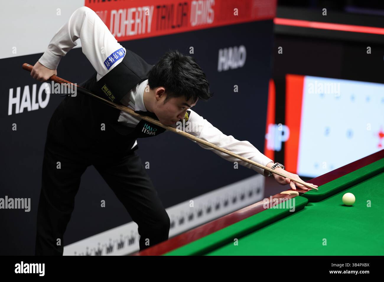 Sheffield, Britain. 30th Apr, 2025. Si Jiahui plays a shot during the quarter-final match ...