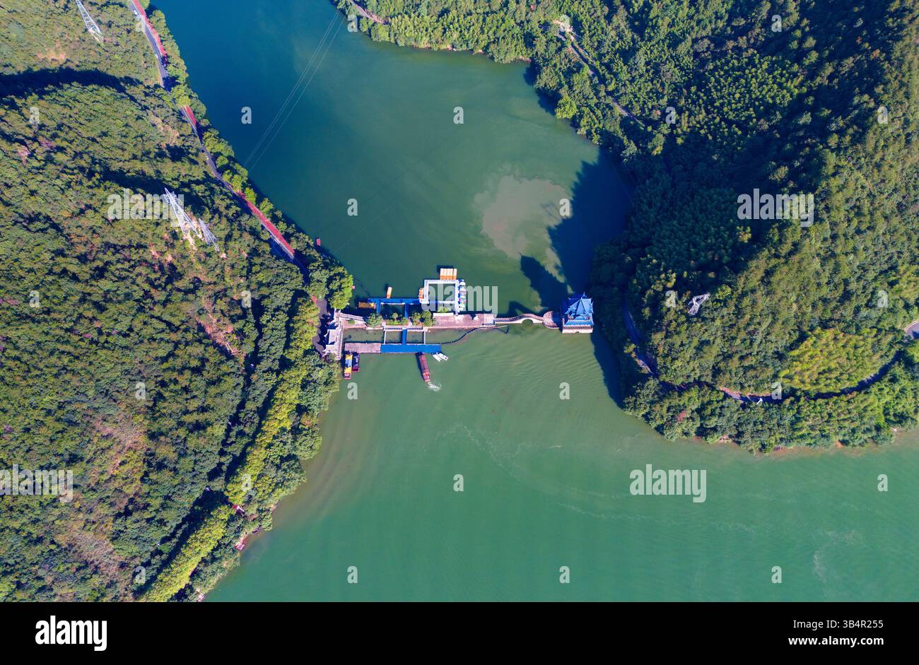 The scenery of the Little Three Gorges of Fuchun River in Tonglu County ...