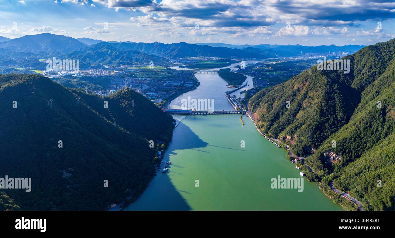 The scenery of the Little Three Gorges of Fuchun River in Tonglu County ...