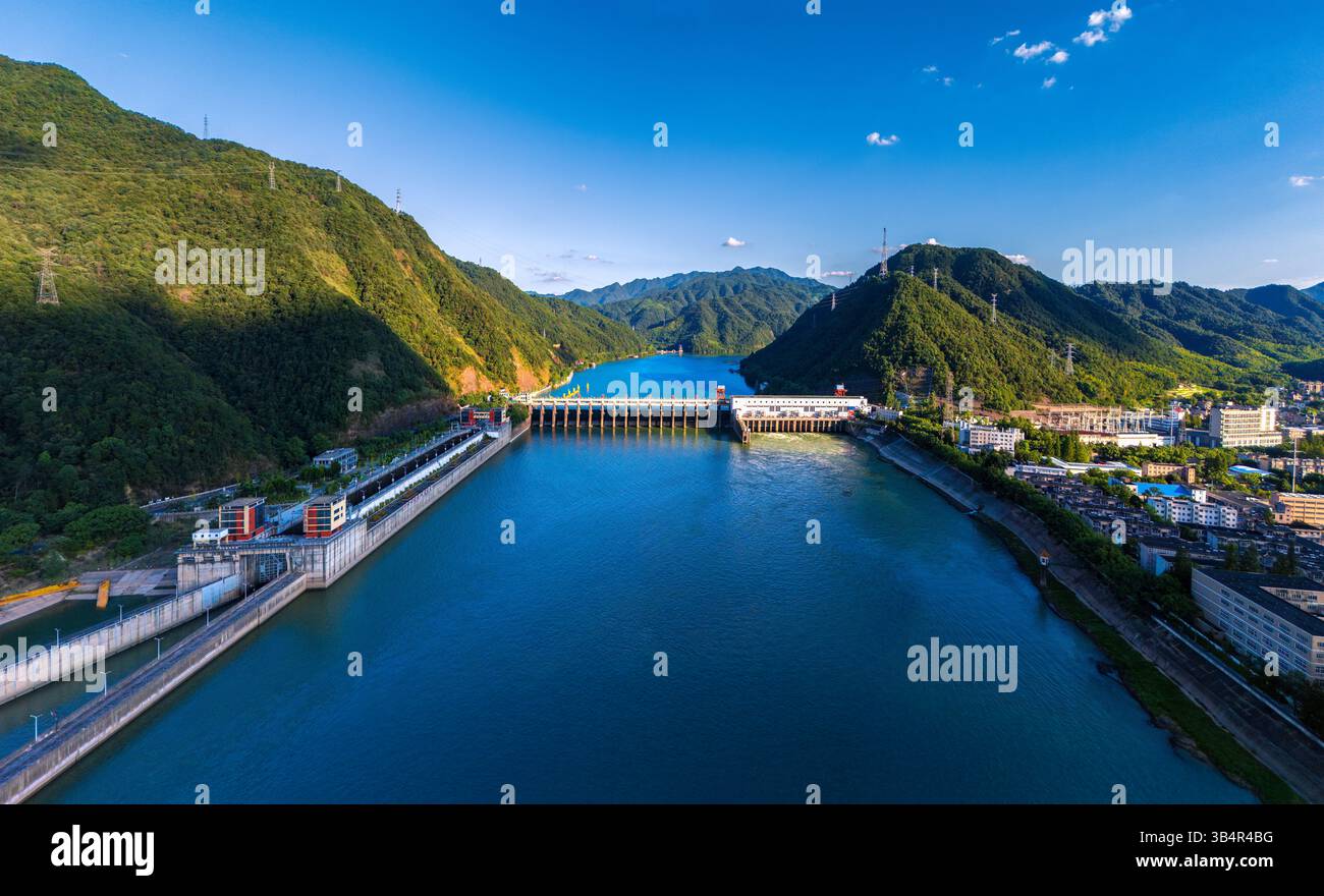 The scenery of the Little Three Gorges of Fuchun River in Tonglu County ...