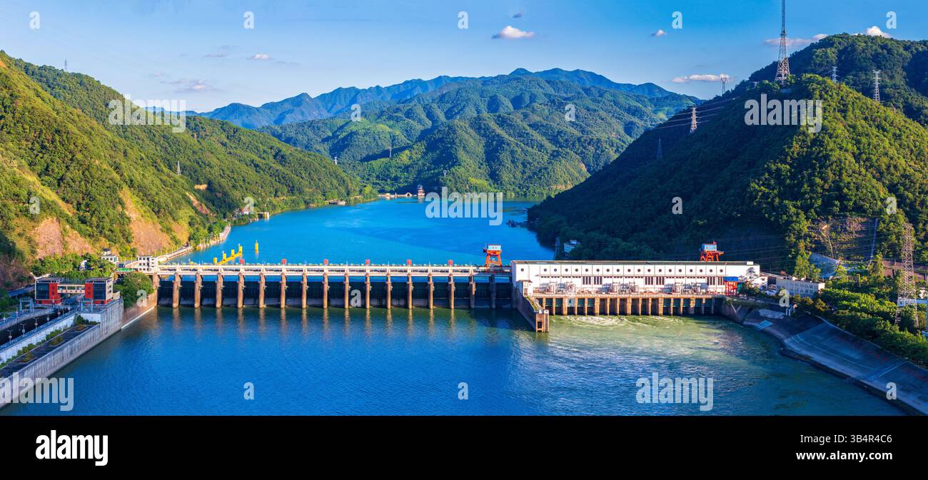 The scenery of the Little Three Gorges of Fuchun River in Tonglu County ...