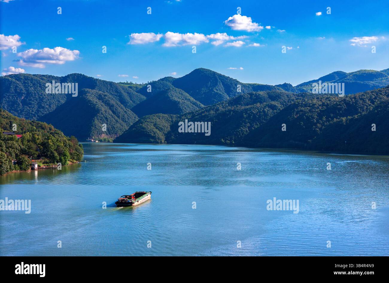The scenery of the Little Three Gorges of Fuchun River in Tonglu County ...