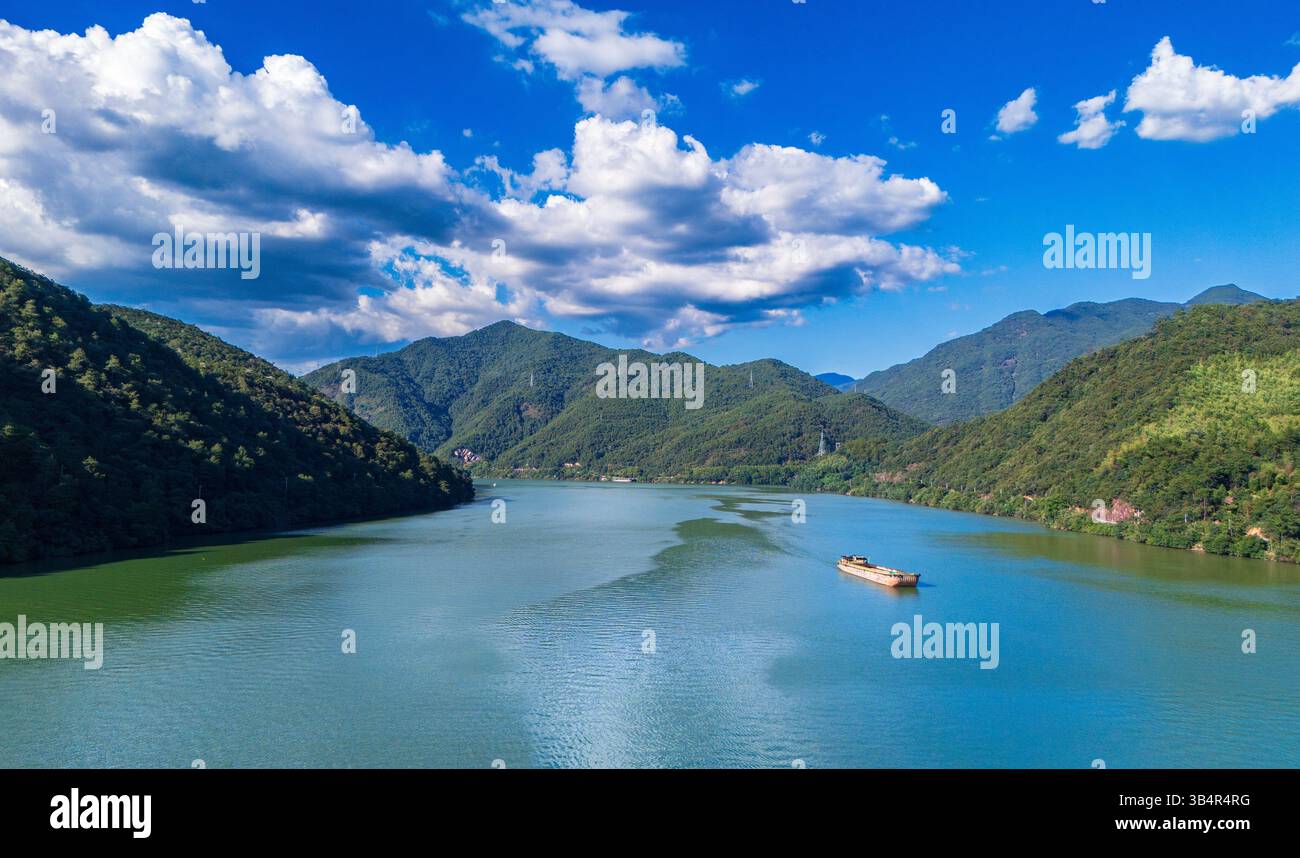 The scenery of the Little Three Gorges of Fuchun River in Tonglu County ...