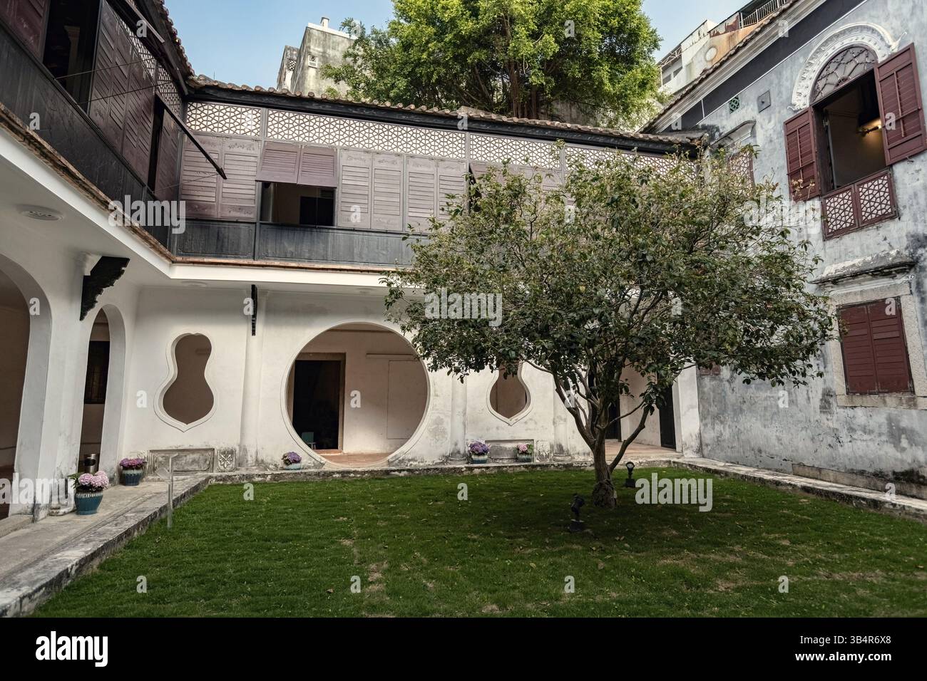 Traditional round chinese entrance gate in Mandarin's house in Macau ...