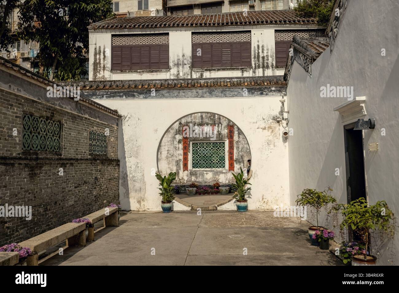 Traditional round chinese entrance gate in Mandarin's house in Macau, old chinese house Stock ...
