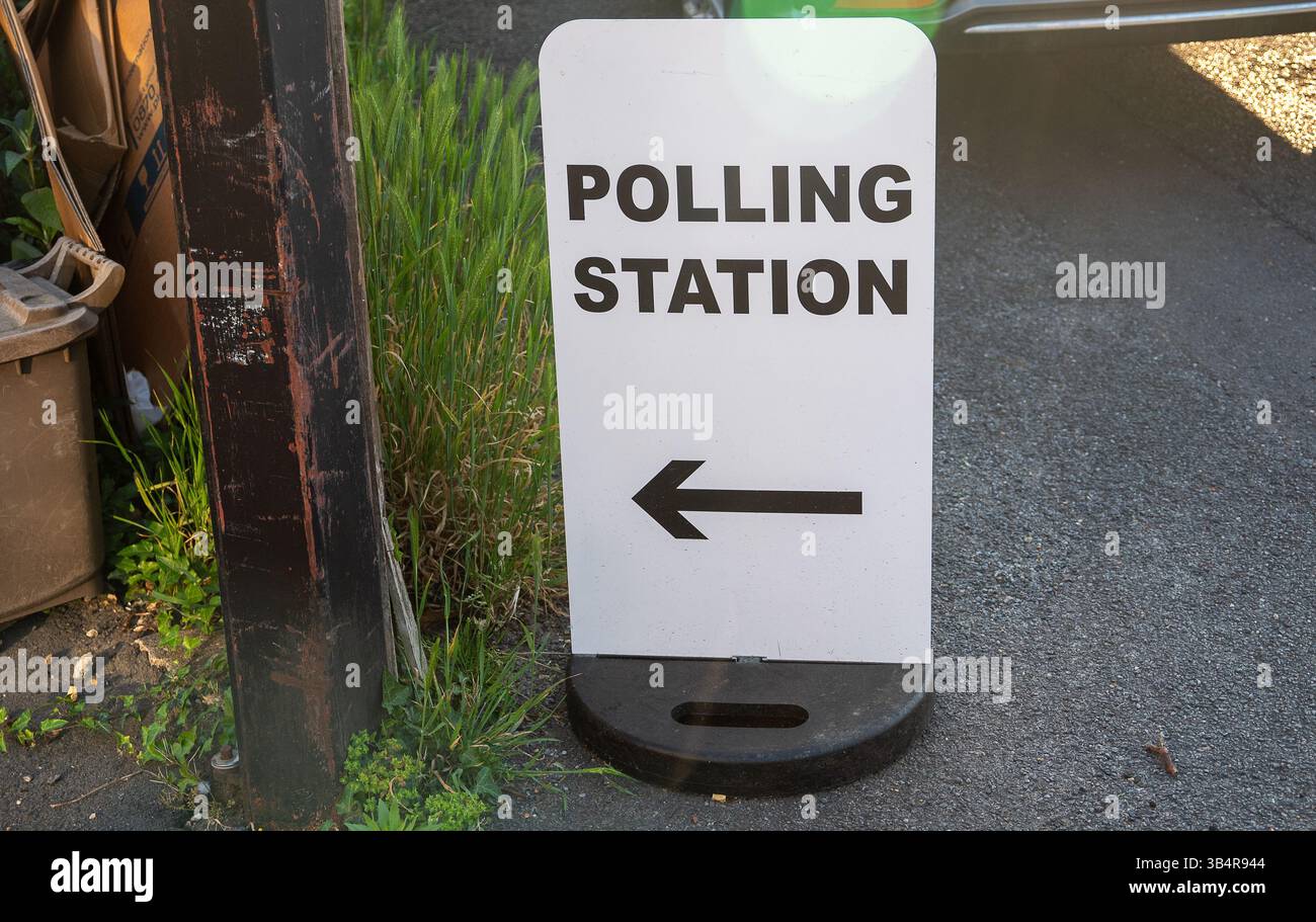 Taplow, Buckinghamshire, UK. 1st May, 2025. A Polling Station sign in ...
