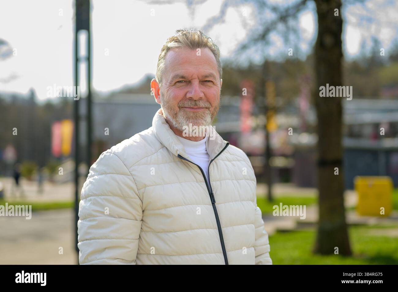 Senior man wearing jacket hi-res stock photography and images - Alamy