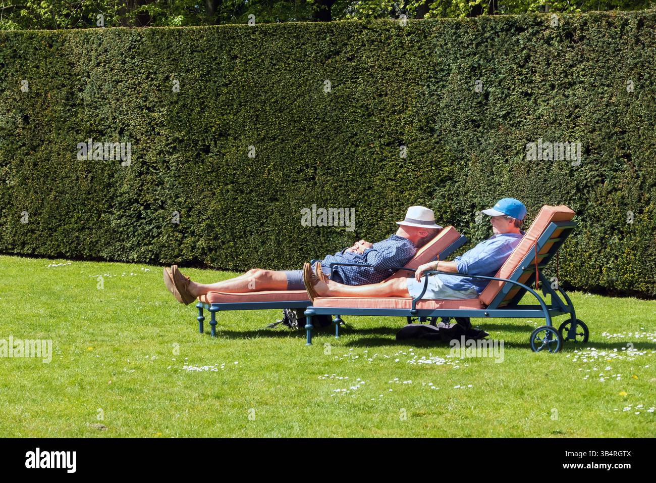 Relaxing in your garden hi-res stock photography and images - Alamy