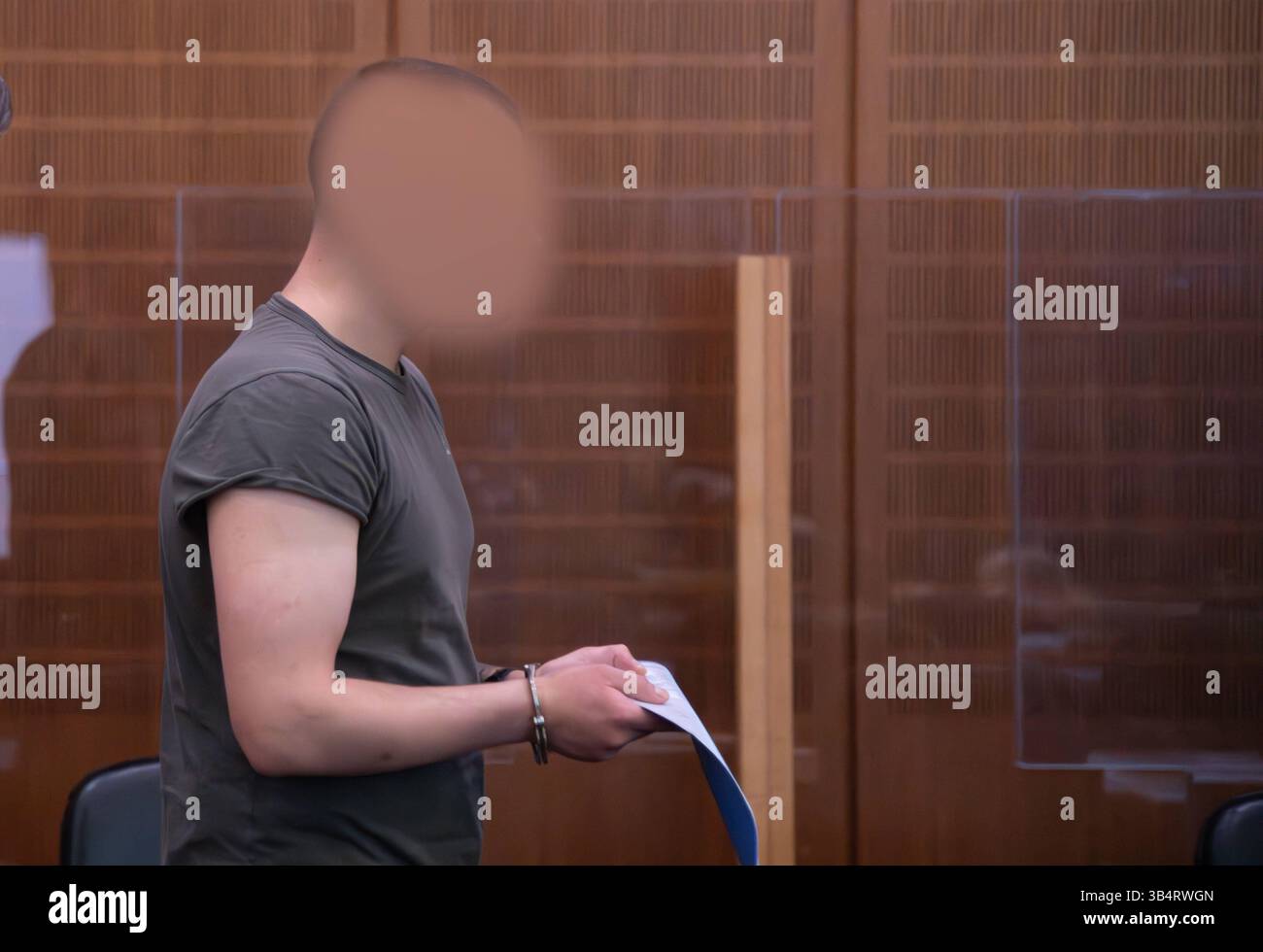 30.04.2025, xblx, Lokales, Anklage: Totschlag Polizist vor Gericht, v.l. Angeklagter wird in ...