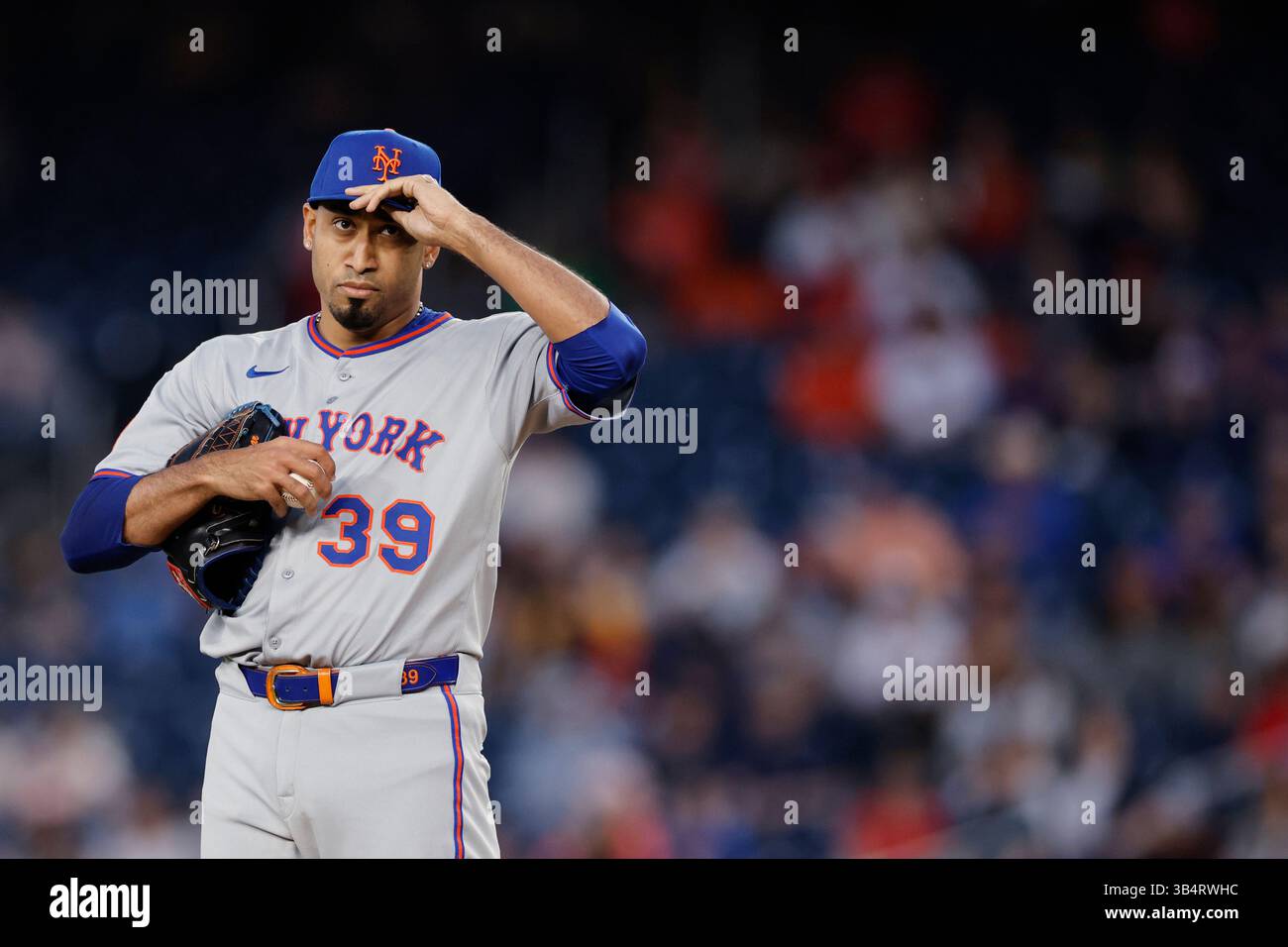 WASHINGTON, DC - APRIL 26: New York Mets pitcher Edwin Díaz (39) looks ...