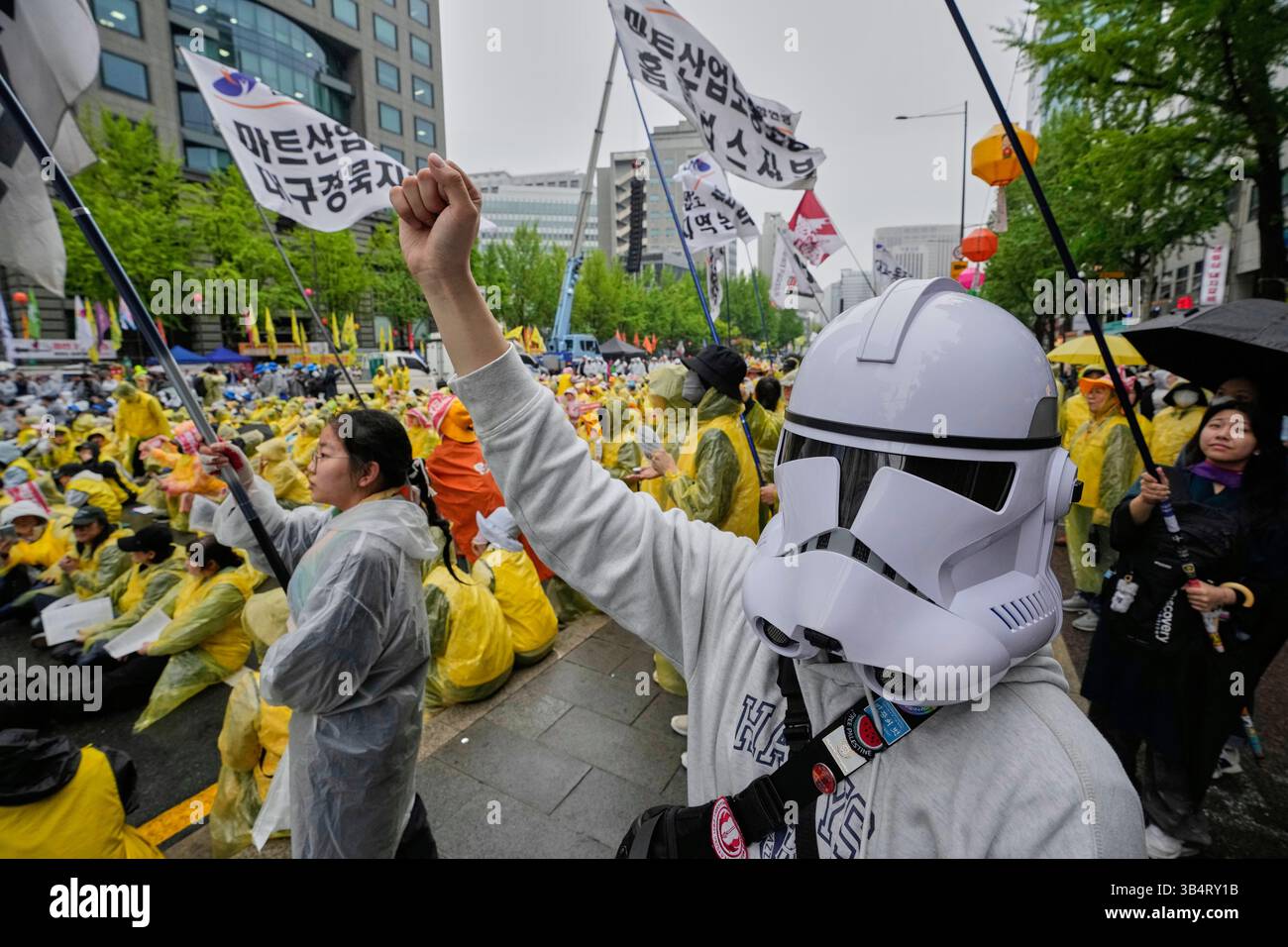 A member of the Korean Confederation of Trade Unions wearing a Star ...