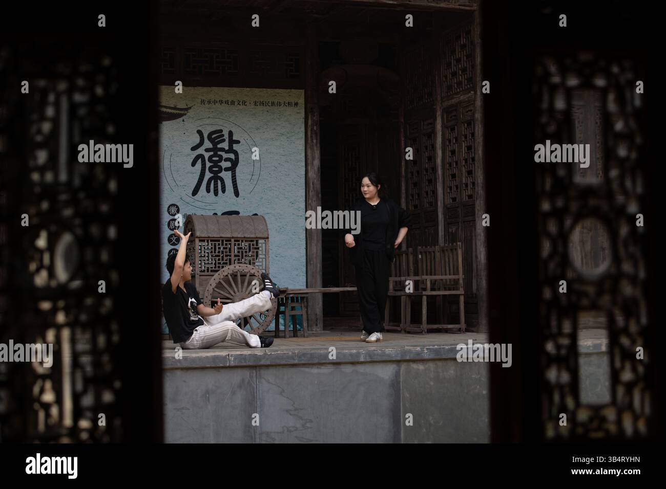 (250501) -- HUANGSHAN, May 1, 2025 (Xinhua) -- Young actors perform Hui ...