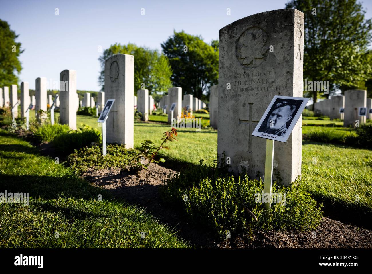 GROESBEEK - Pictures of soldiers have been placed at graves at the ...