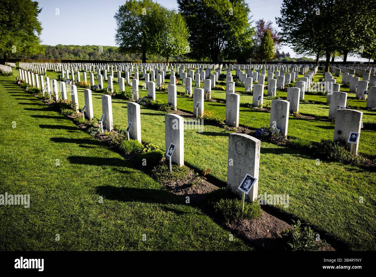 GROESBEEK - Pictures of soldiers have been placed at graves at the ...