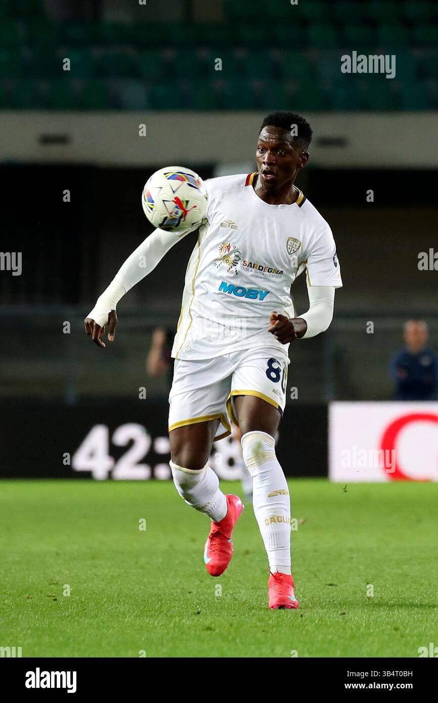 Verona, Italia. 28th Apr, 2025. Cagliari's Kingstone Mutandwa In action during the Serie A ...
