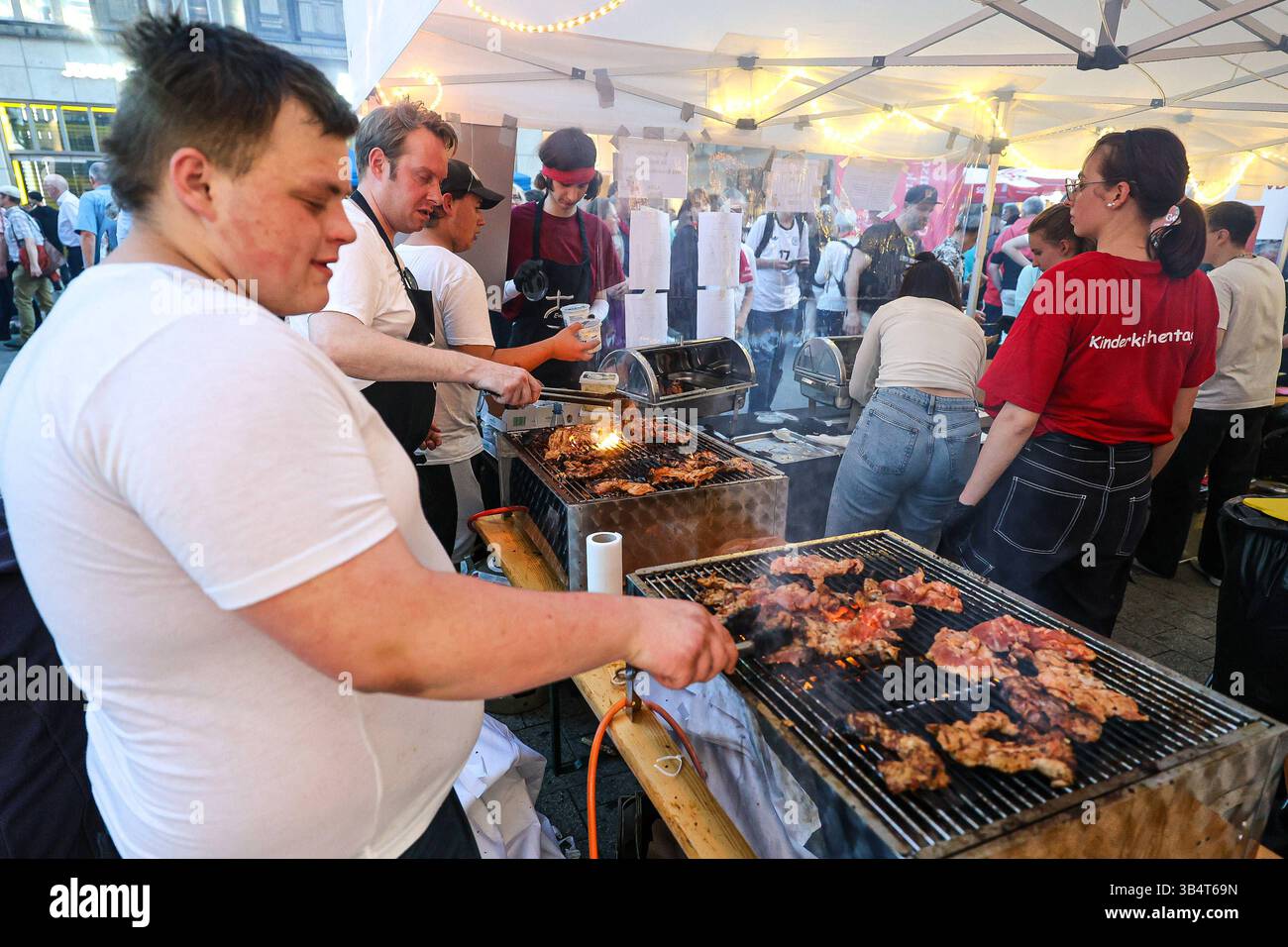 39. Deutscher Evangelischer Kirchentag Imbissstand mit gegrilltem ...