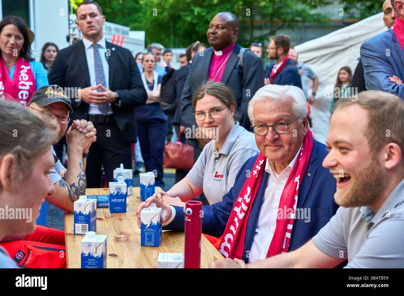 Frank-Walter Steinmeier beim Rundgang auf dem 39. Evangelischen ...