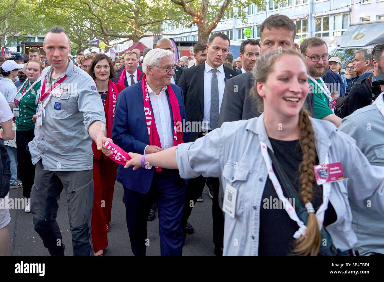 Frank-Walter Steinmeier beim Rundgang auf dem 39. Evangelischen ...